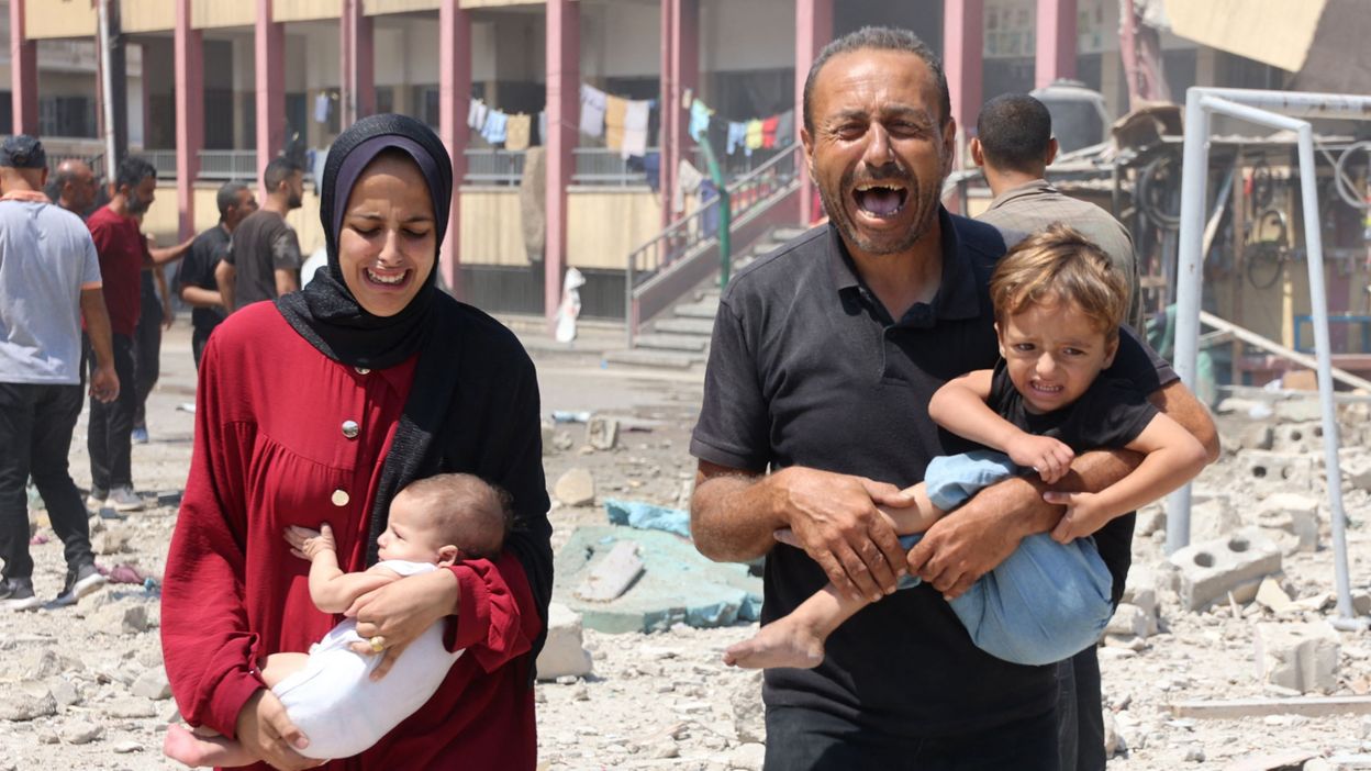 Une fillette palestinienne porte sa sœur blessée sur ses épaules pour ...