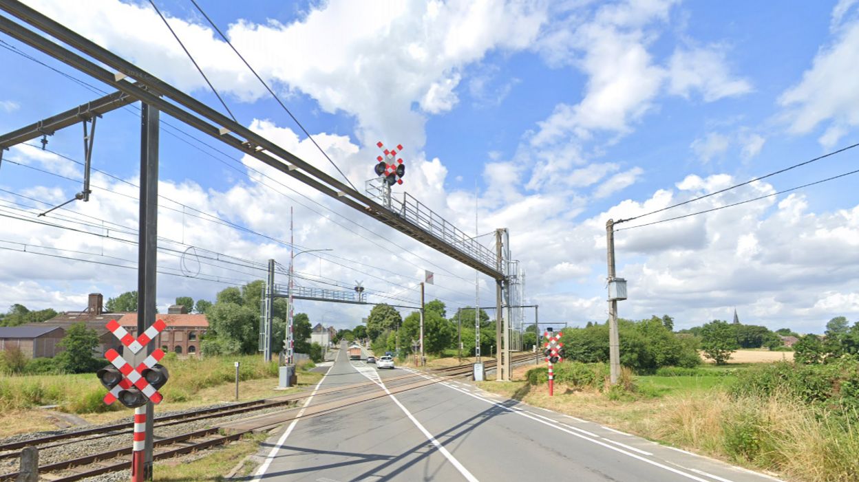 Uccle : l'ancien pont Carsoel démantelé par Infrabel - RTBF Actus