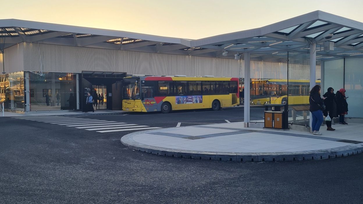 Les premiers bus TEC arrivent dans leur nouvelle gare à Namur - RTBF Actus