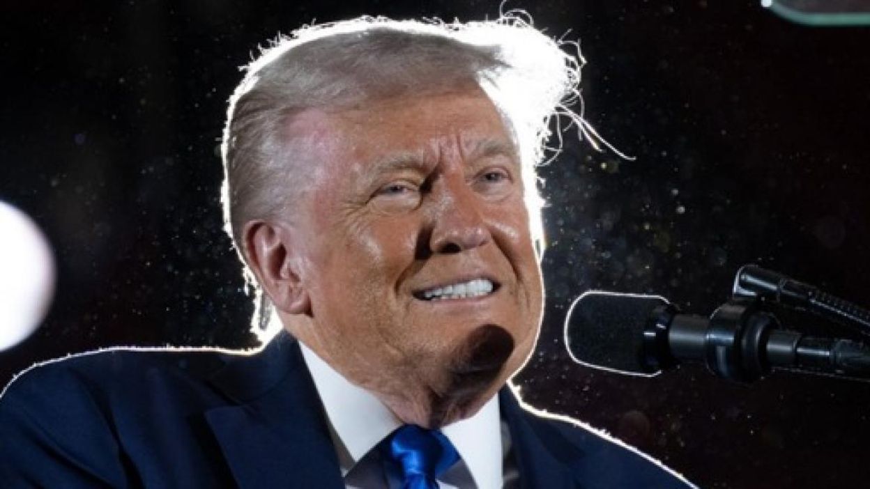 Donald Trump publie un portrait de lui habillé en pape - RTBF Actus