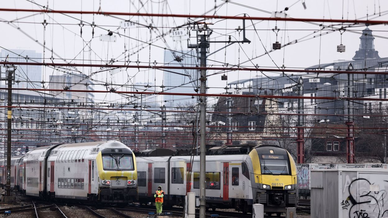 Trafic temporairement interrompu sur la ligne Bruxelles-Charleroi après un heurt de personne à ...