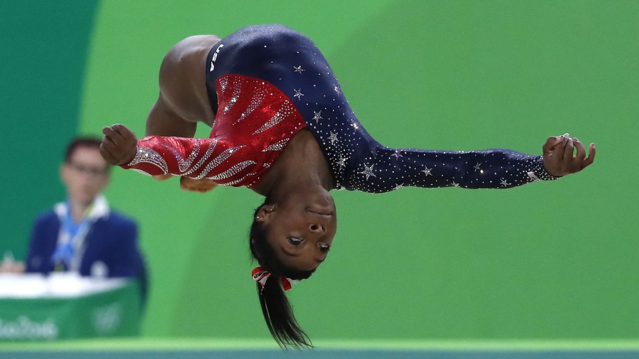 Simone Biles se loupe à la poutre et laisse filer l'or - RTBF Actus