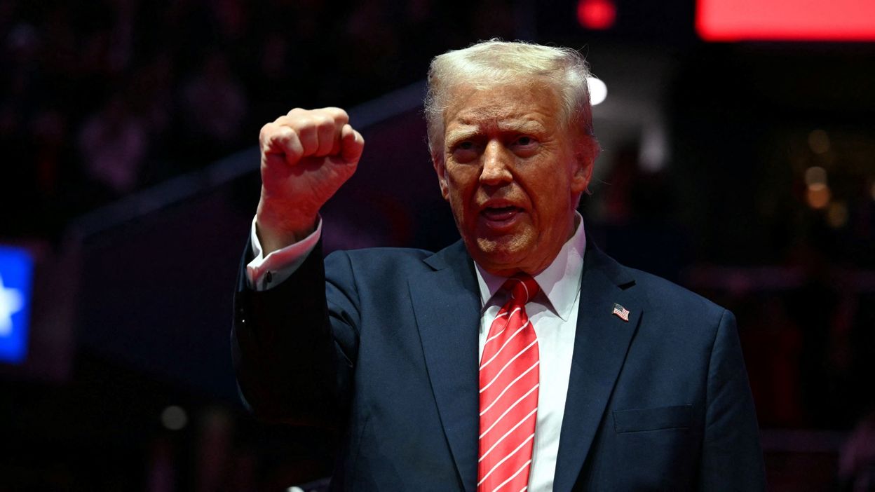 Le président des États-Unis lance sa propre cryptomonnaie, le $Trump, et son succès est ...