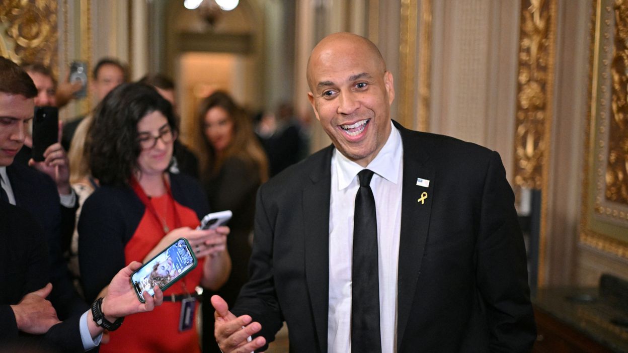 25 heures de discours sans s'asseoir ou prendre de pause : le sénateur démocrate Cory Booker bat ...
