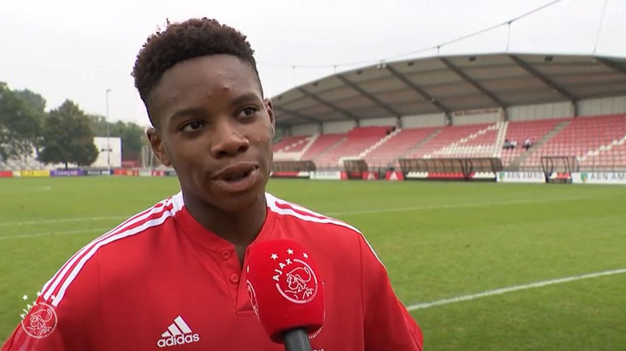 10 goals et 17 assists : Stanis Idumbo Muzambo, le milieu belge de 17 ...