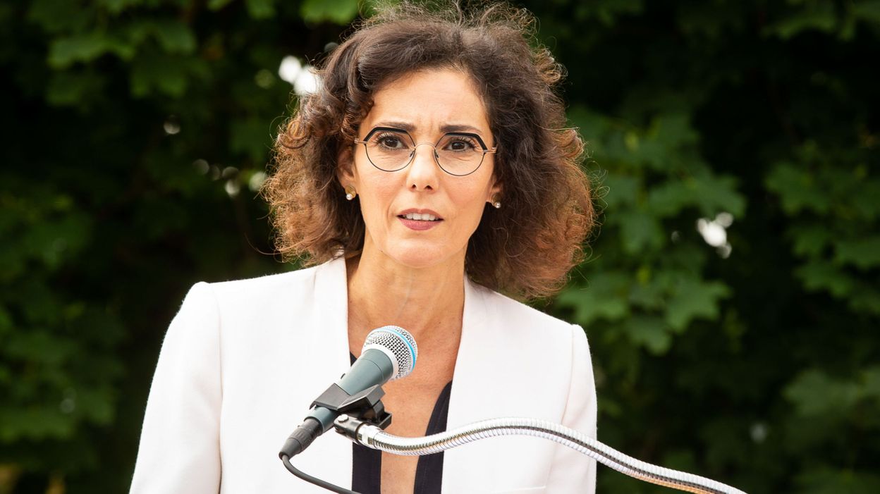 Les coulisses du pouvoir : Hadja Lahbib, les coûts du coup - RTBF Actus