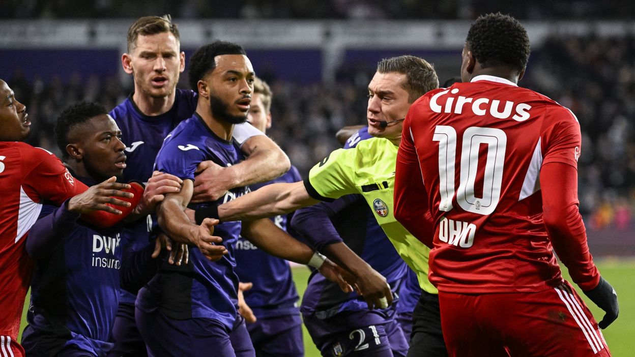Qui est le meilleur joueur passé par Anderlecht et le Standard ? Il y a ...