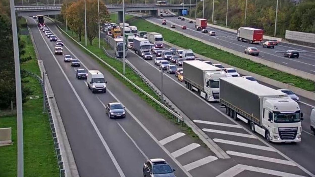 Accident sur l'E40 à Milmort : plusieurs véhicules impliqués - RTBF Actus