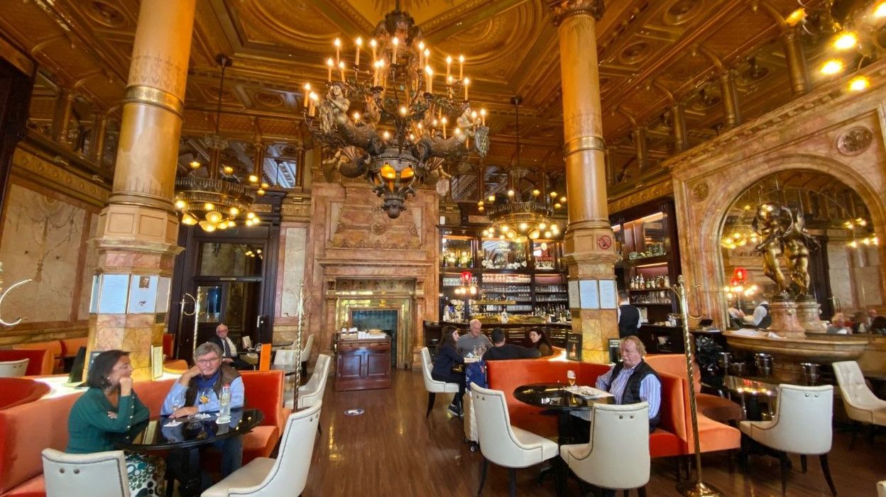 A Bruxelles, le célèbre café Métropole relancé par des anciens employés ...
