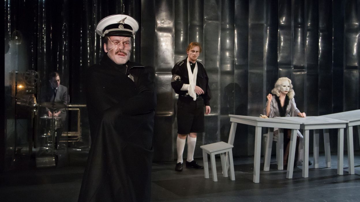'Des caravelles et des batailles'. L'humour du carnage.Fort, drôle ...