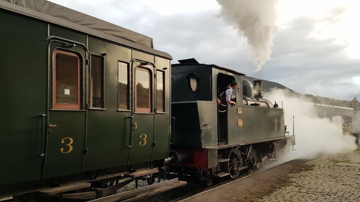 Une balade en train à vapeur au fil du Viroin - RTBF Actus