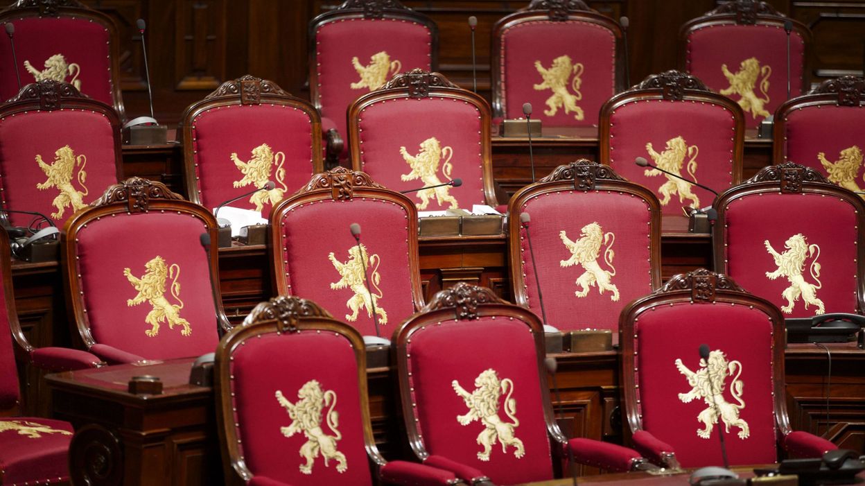 Le nouveau Sénat, aux compétences réduites, est partiellement installé ...