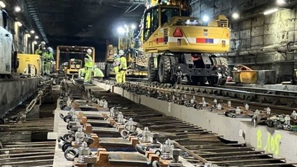 Uccle : l'ancien pont Carsoel démantelé par Infrabel - RTBF Actus