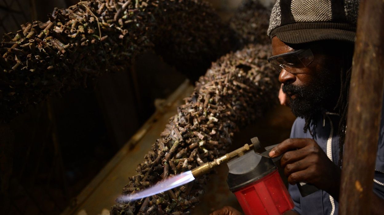 Les sculptures de Freddy Tsimba à l'AfricaMuseum - RTBF Actus