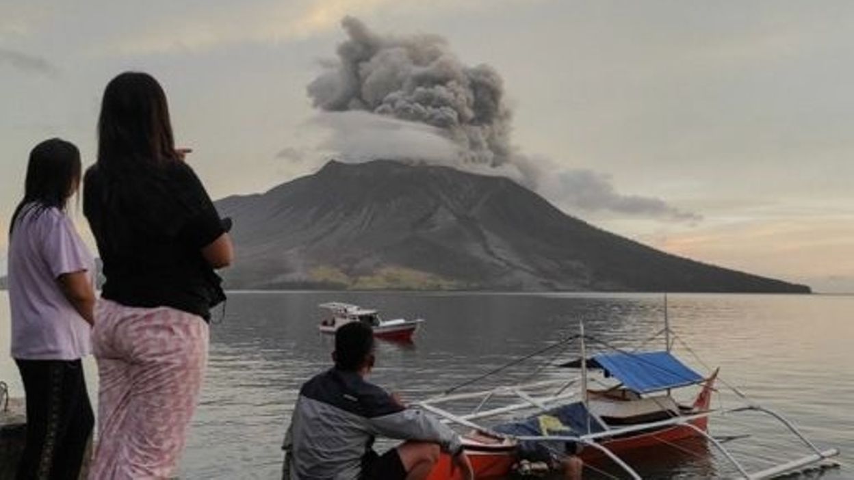 Philippines : un volcan crache cendres et gaz toxiques, des milliers d'évacués - RTBF Actus