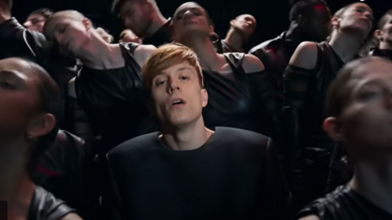 Ava Max agressée par un spectateur en plein concert à Los Angeles ...