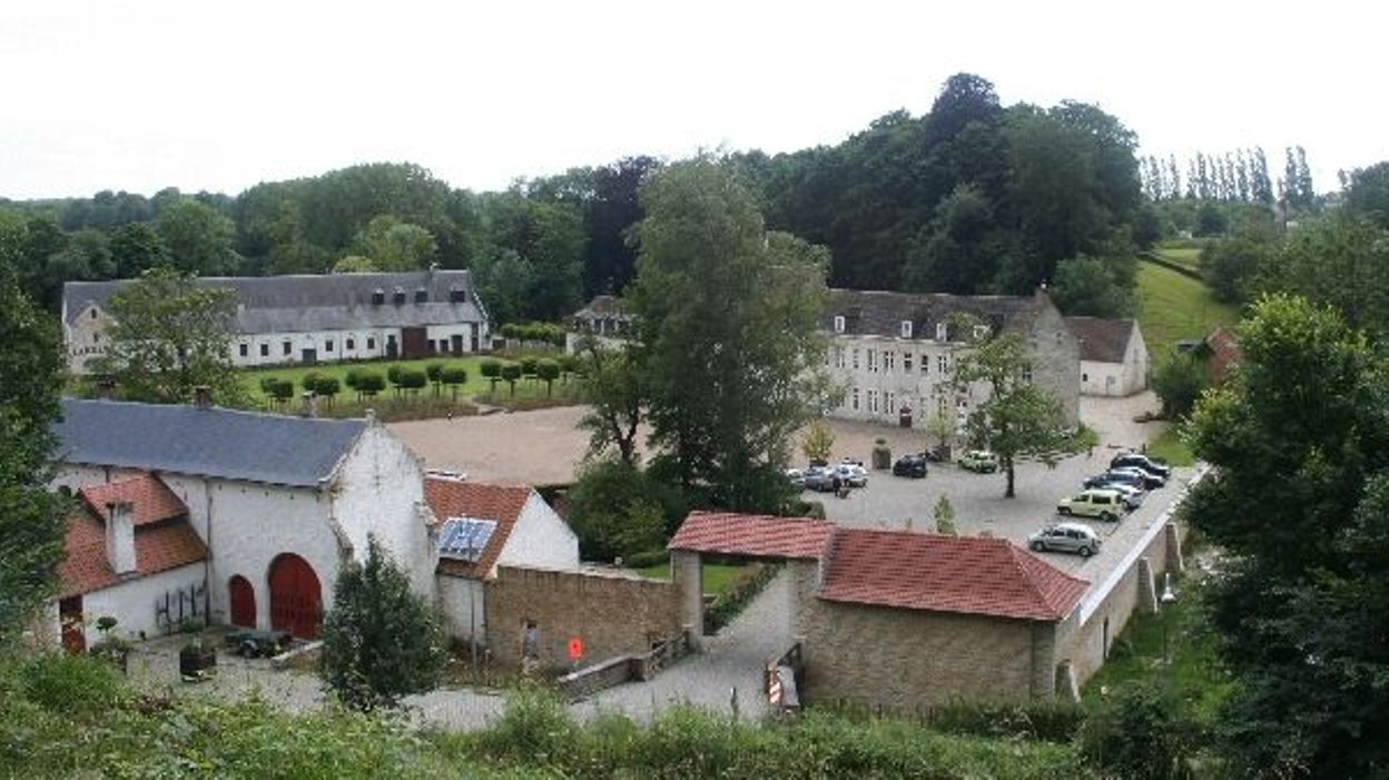 Le Rouge cloître à Auderghem - RTBF Actus