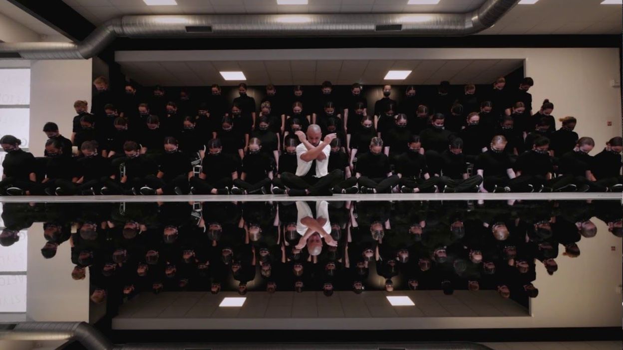 Léo Walk et sa compagnie 'La Marche Bleue' présentent leur premier ...