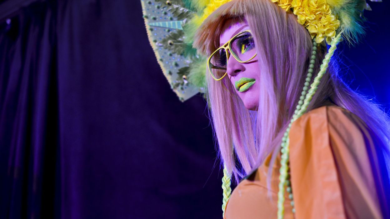 Portraits de deux artistes drags, des coulisses à la scène - RTBF Actus