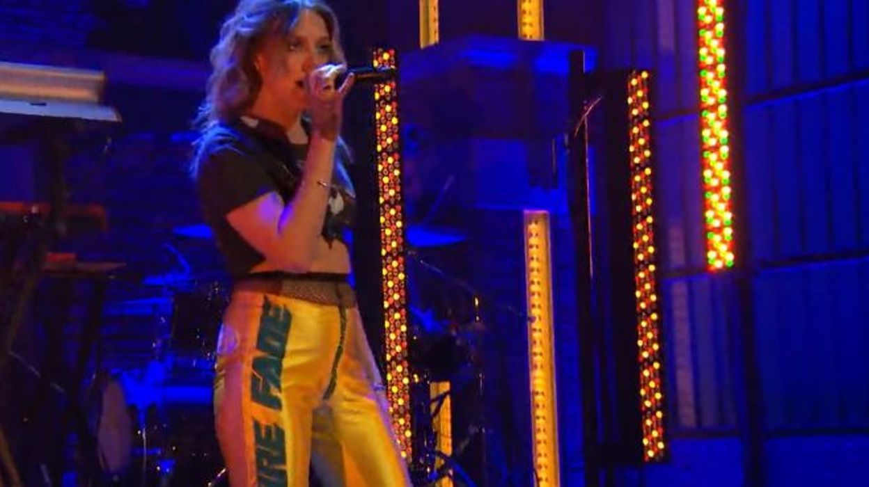 Tove Lo Représentée Entièrement Nue Sur Une Peinture Très érotique