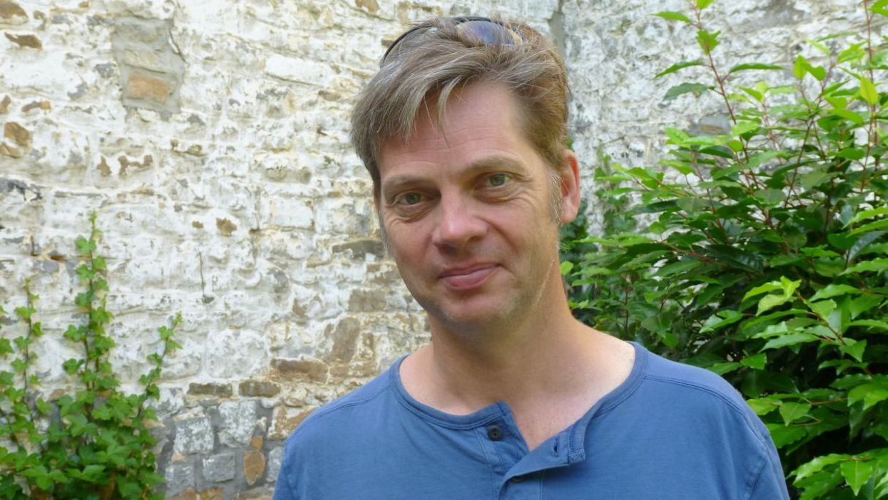 Xavier Diskeuve tourne 'Jacques a vu', son premier long métrage - RTBF ...