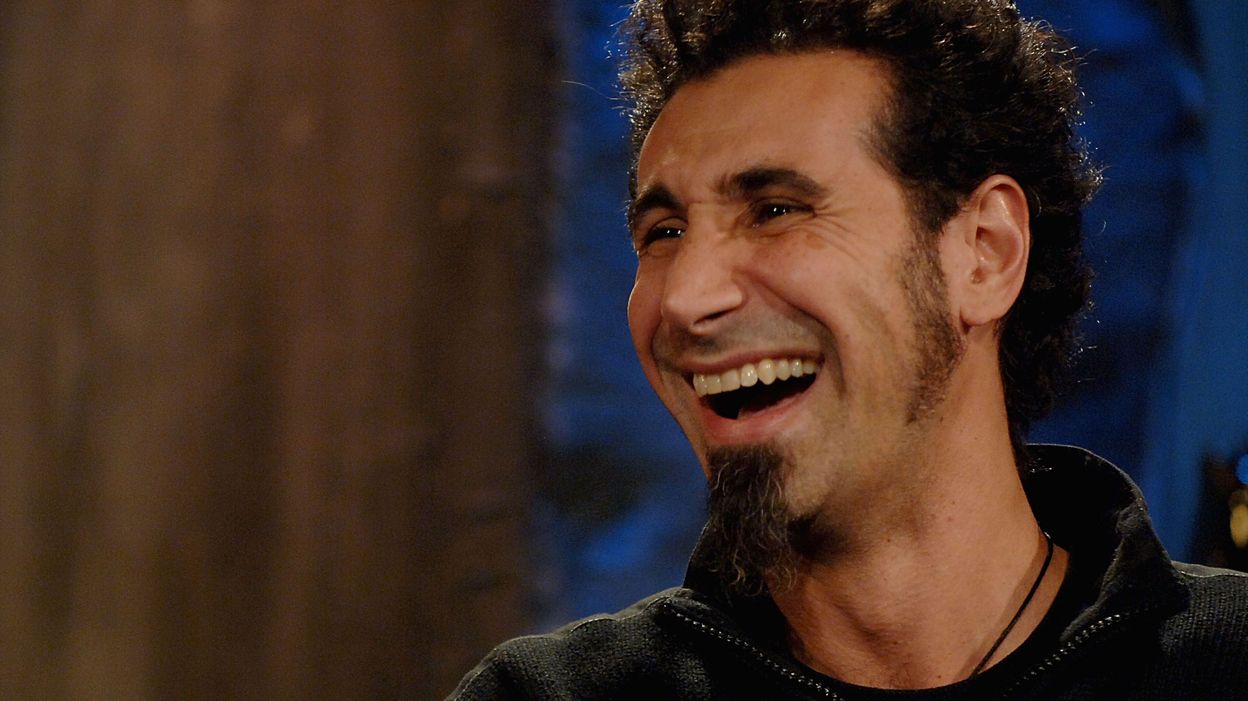 Serj Tankian de SOAD n'en peut plus que ses fans surgissent derrière ...