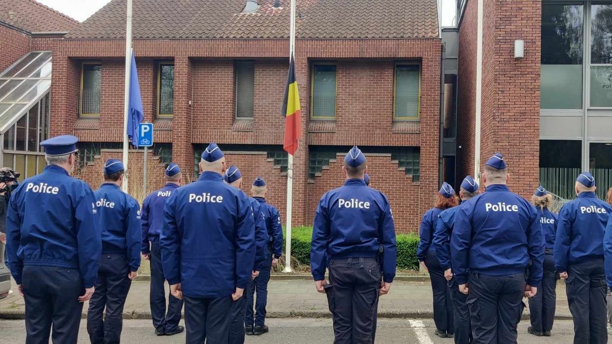 Tous les policiers du pays debout et en silence, pour rendre hommage à ...