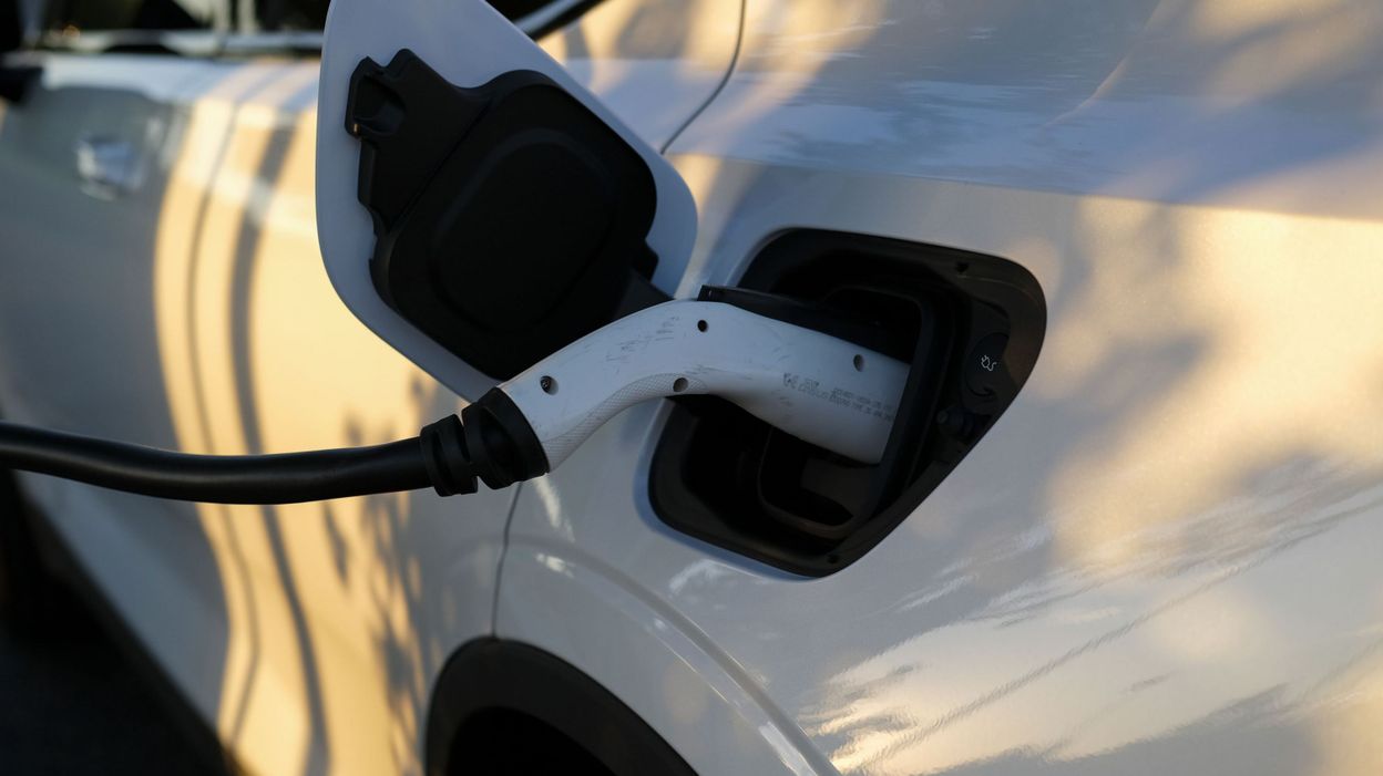 L'UE durcit ses règles pour mesurer la pollution des voitures hybrides rechargeables - RTBF Actus