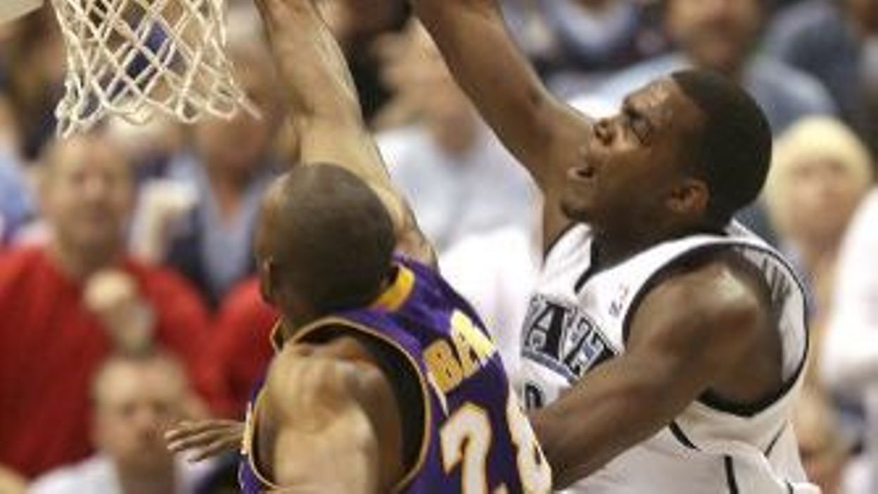 NBA : Mbenga (LA Lakers) est enfin monté au jeu - RTBF Actus