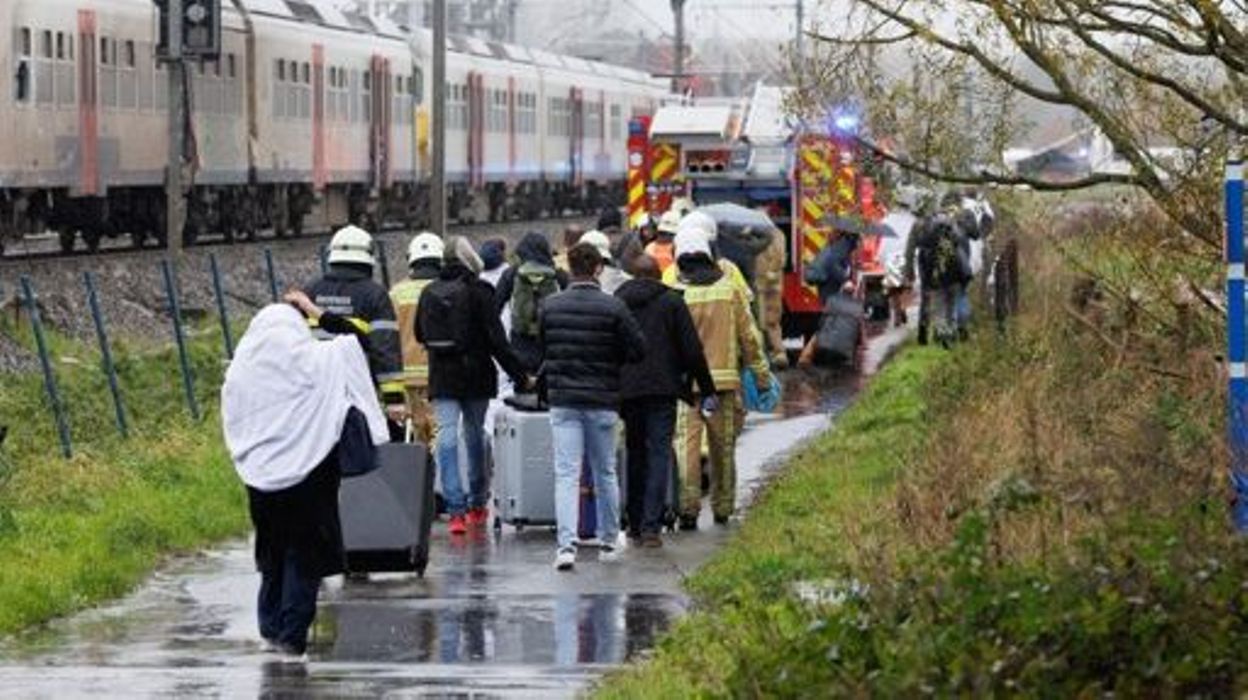 Flandre occidentale : impressionnante collision entre un train et un camion à Ardoye, le trafic ...