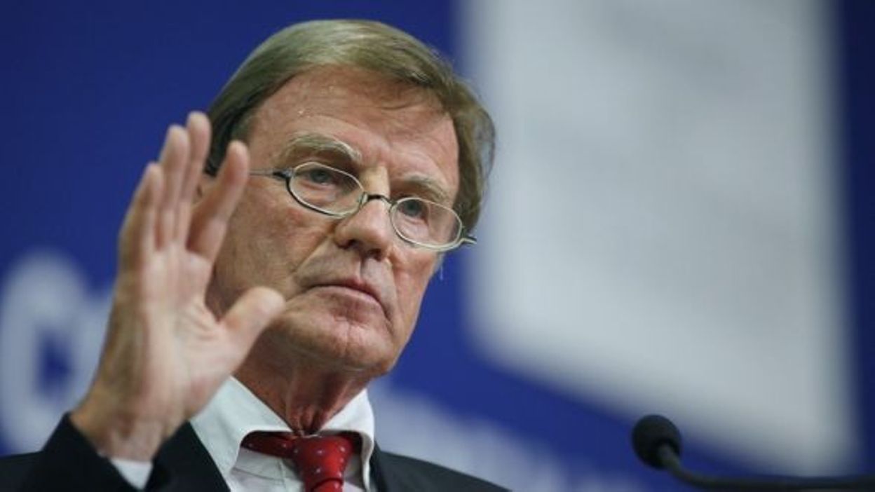 Roms: Bernard Kouchner gêné aux entournures - RTBF Actus