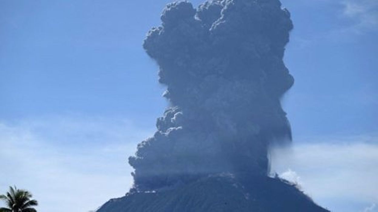 Philippines : un volcan crache cendres et gaz toxiques, des milliers d'évacués - RTBF Actus