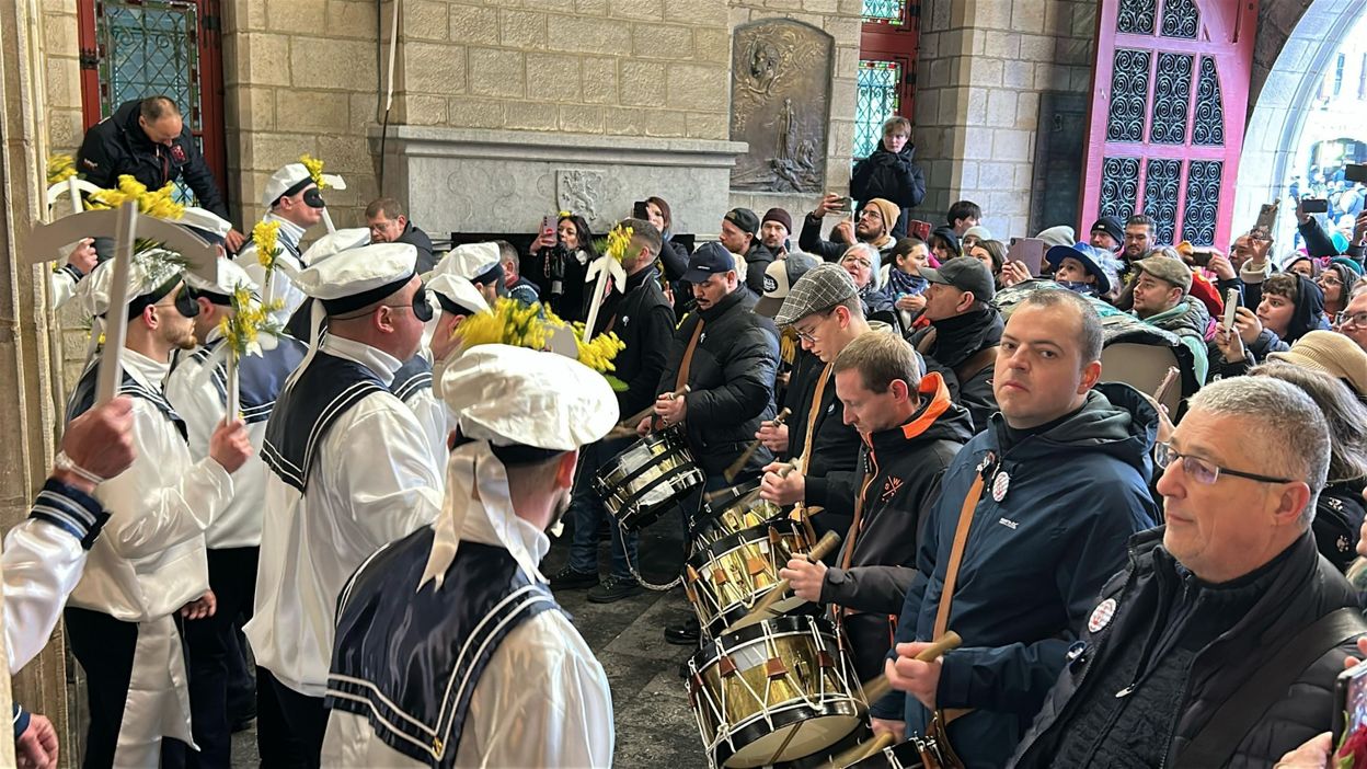 Carnaval de Binche : les Gilles ont sorti leurs chapeaux de plumes sous ...
