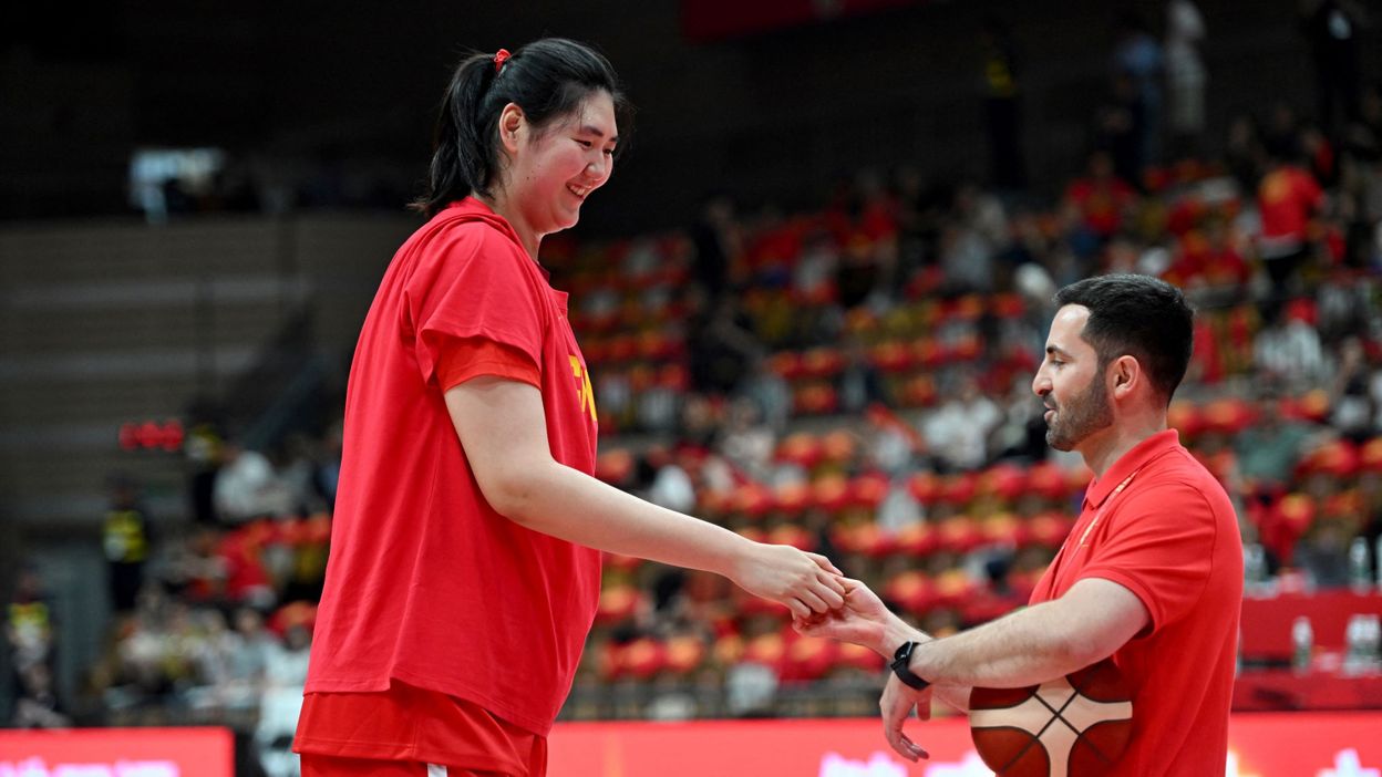 Ziyu Zhang (2m20 !) a fait ses débuts en équipe nationale chinoise féminine de basket - RTBF Actus