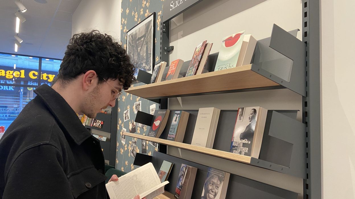 Mons : Jerry change de vie et ouvre une librairie 'so british' - RTBF Actus