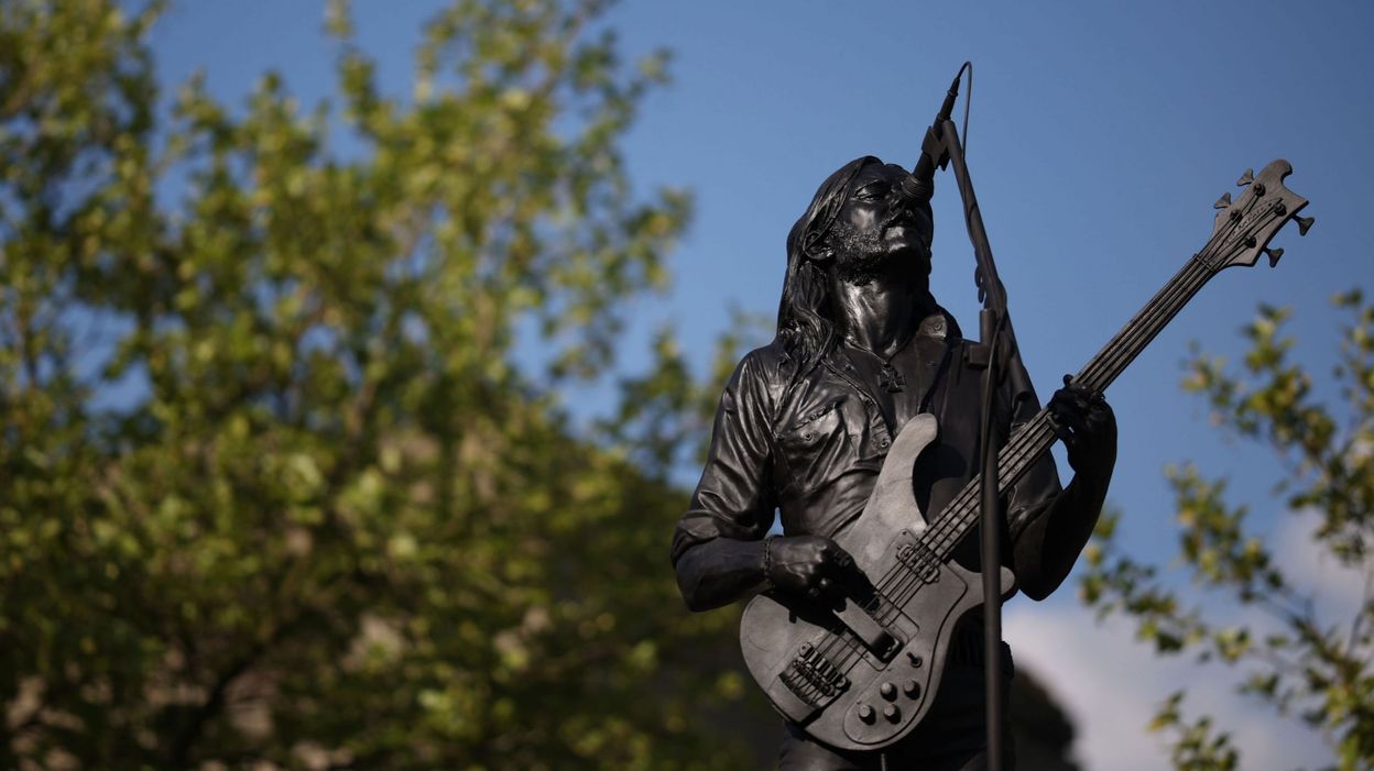 Une statue de Lemmy Kilmister (Motörhead) dévoilée à Burslem, sa ville ...