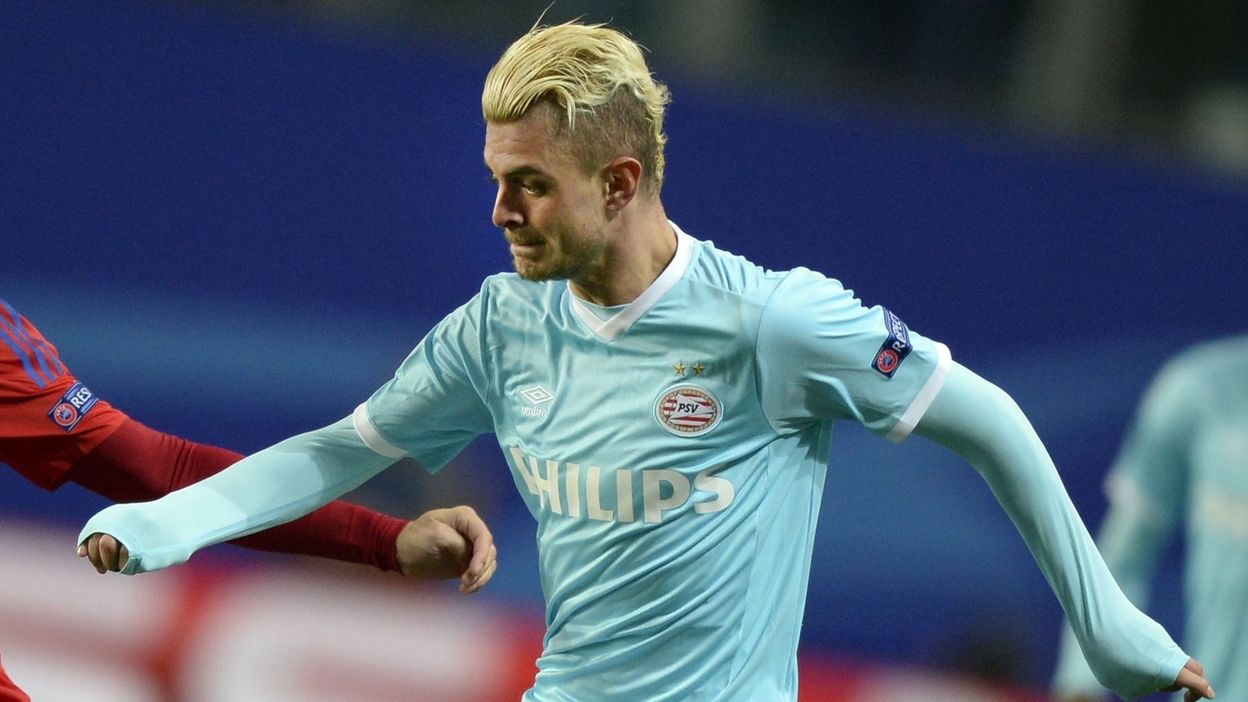 Le bel hommage des supporters du PSV à Lestienne - RTBF Actus