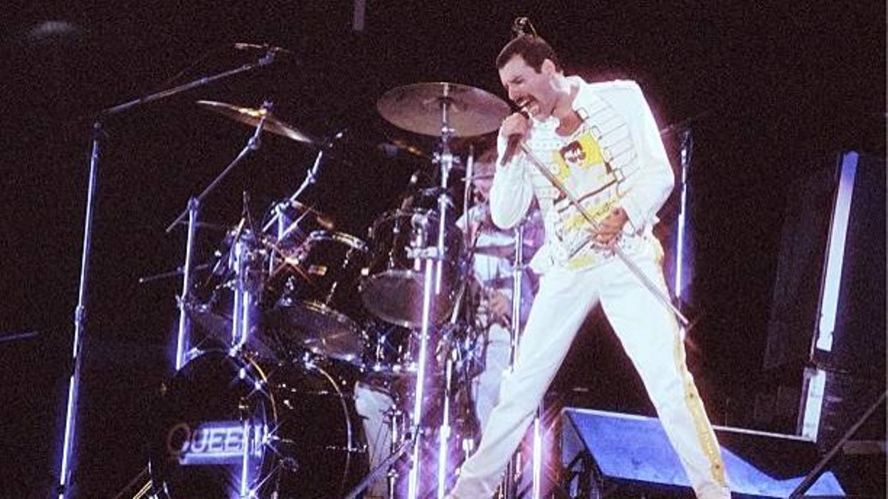 Décès du premier bassiste de Queen - RTBF Actus