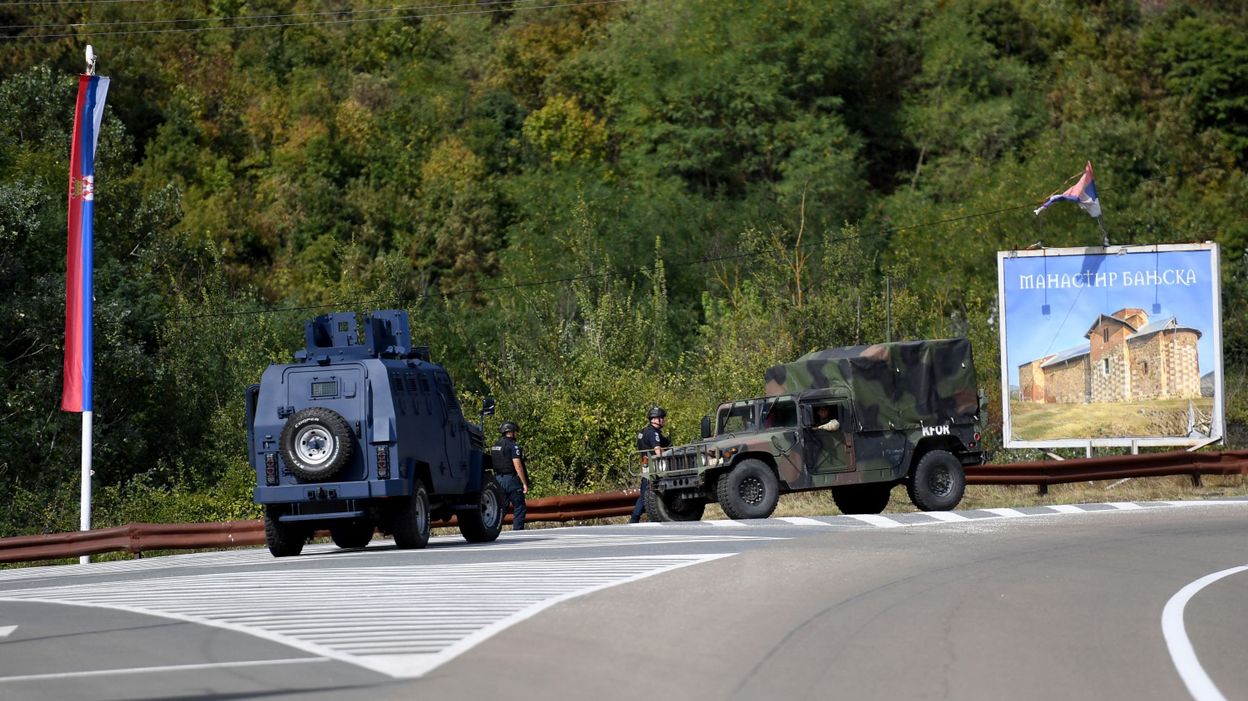 Troubles au Kosovo: des Serbes érigent des barricades bloquant la ... Troubles au Kosovo: des Serbes érigent des barricades bloquant la ...