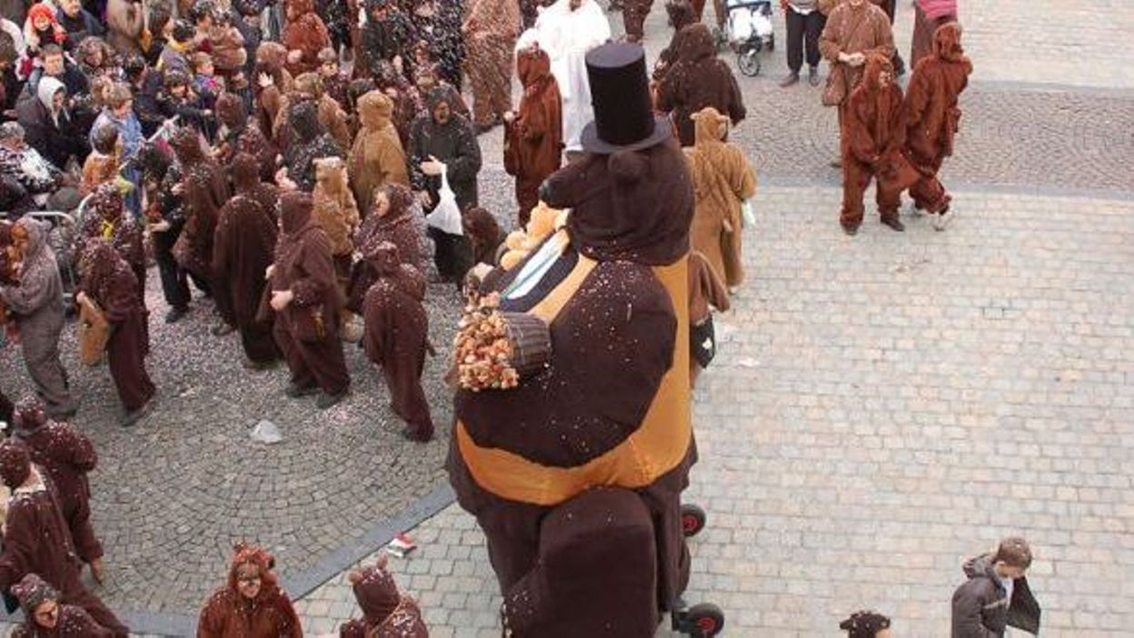Le carnaval des ours à Andenne, le 3 avril - RTBF Actus