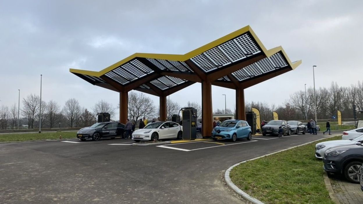 Bornes de recharge pour véhicules électriques : la Wallonie toujours à la traîne - RTBF Actus