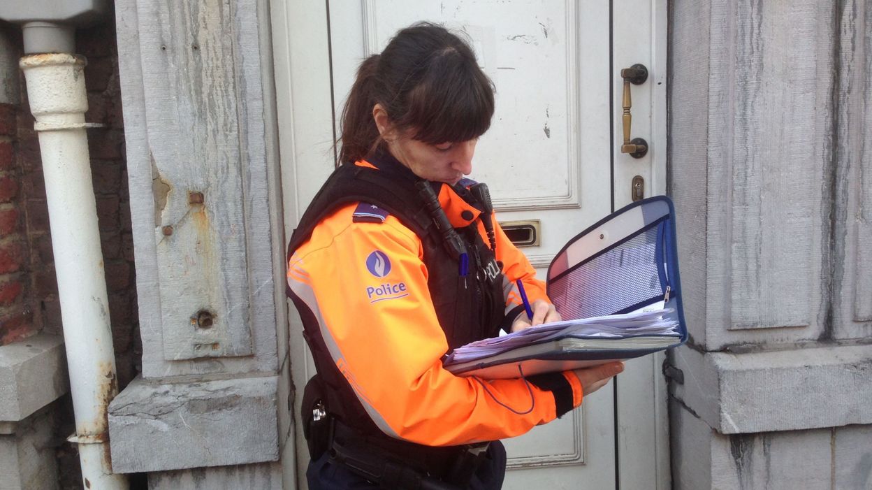 Chênée: Vis ma vie d'agent de quartier - RTBF Actus