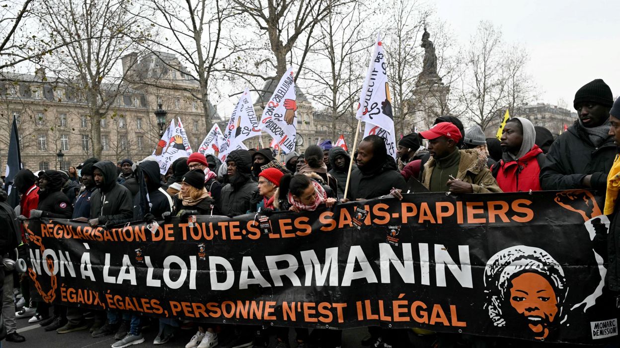 'Y a pas moyen Marine' : Une manifestation organisée devant le siège ...