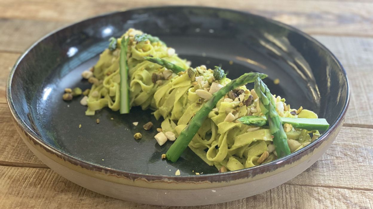 Le chef Jean-Luc Daniel vous propose sa recette de pesto d'asperges ...