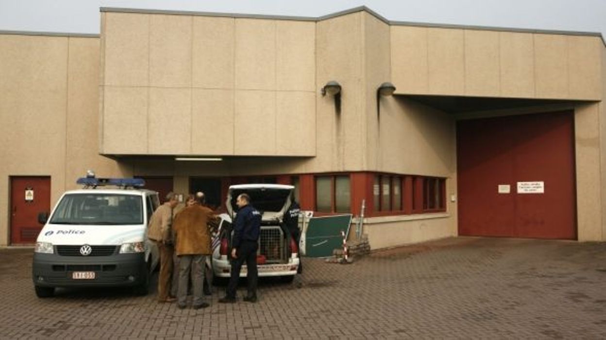 La prison d'Andenne continuera les fouilles systématiques - RTBF Actus