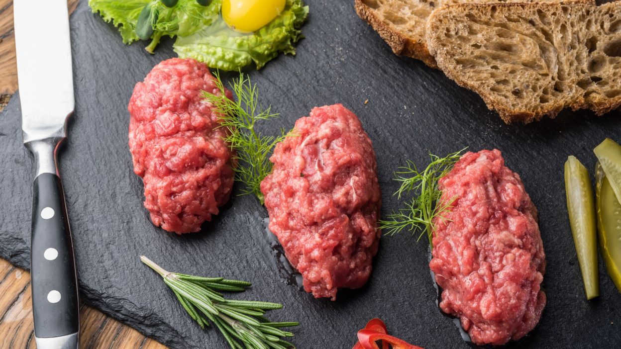 Recette Carlo : le filet américain fait maison - RTBF Actus