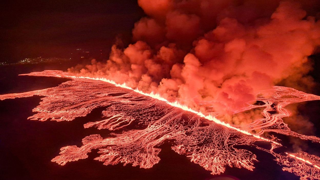 Philippines : un volcan crache cendres et gaz toxiques, des milliers d'évacués - RTBF Actus