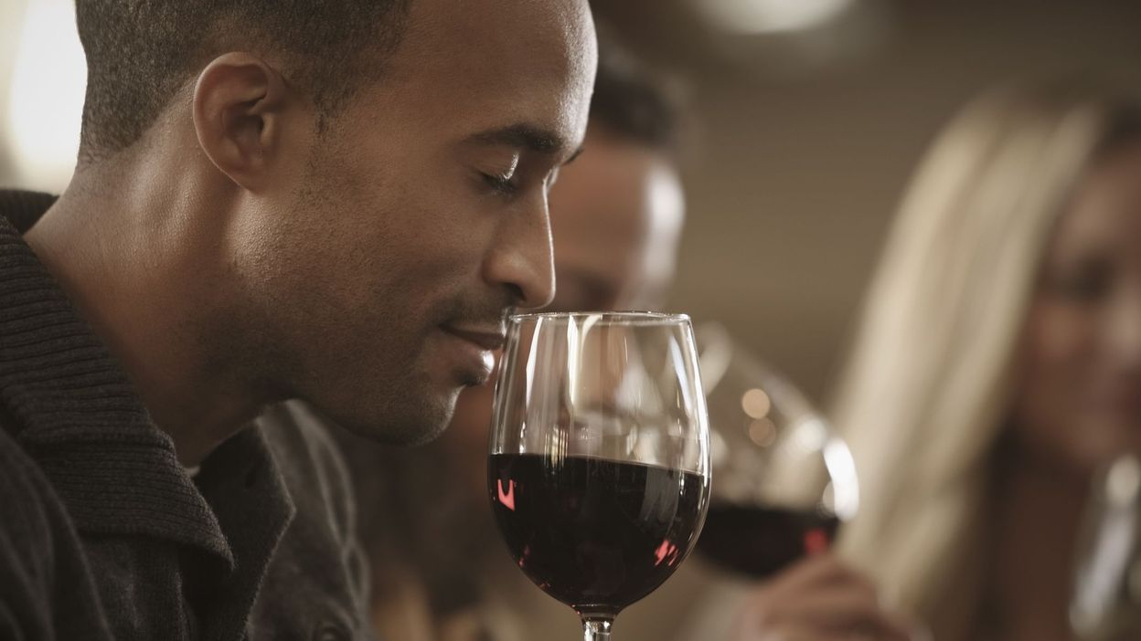 Pourquoi boire de l’alcool donne-t-il mal à la tête ? - RTBF Actus