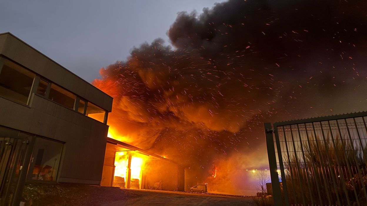 Houdeng-Aimeries : explosion suivie d’un incendie dans une pizzeria, les occupants sont sains et ...