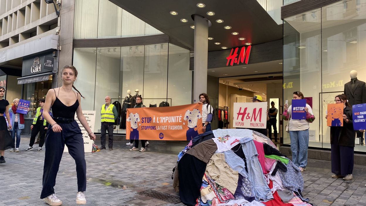 Bruxelles : une boule de vêtements géante traverse la rue Neuve en ...